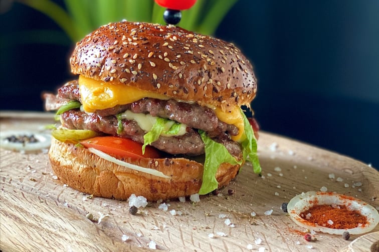 BIG DADDY Restoran Bijela kuća daruje svoj najveći burger za dvoje ...