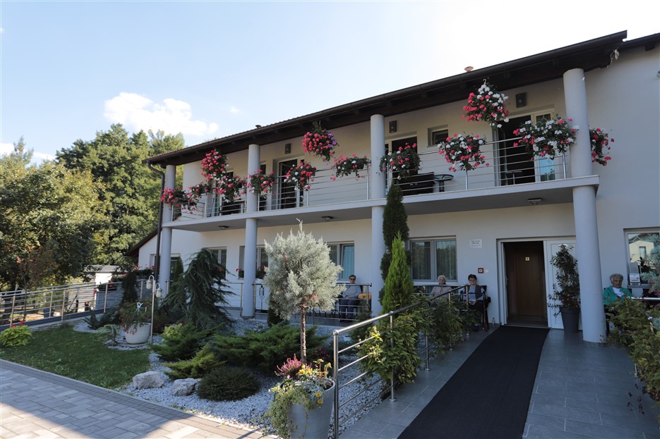 Sretne božićne i novogodišnje blagdane želi Vam obiteljski dom vlasnice ...