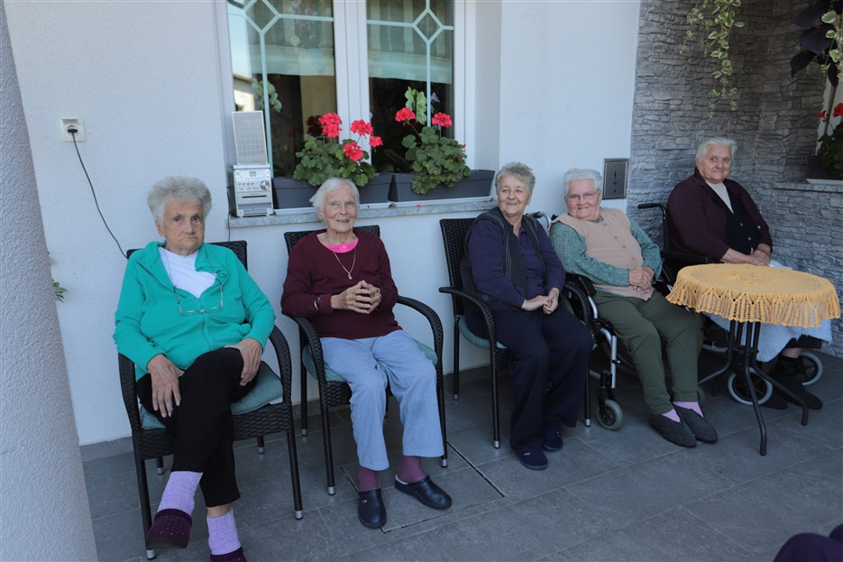 Sretne božićne i novogodišnje blagdane želi Vam obiteljski dom vlasnice ...