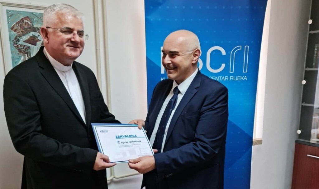 Riječka nadbiskupija darovala dva defibrilatora riječkome KBC-u ...