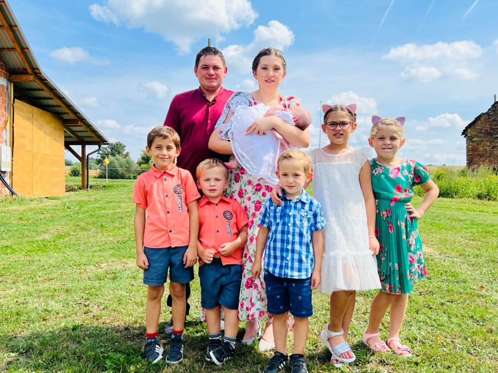 BISKUP HUZJAK KRSTIO ŠESTO DIJETE OBITELJI HUBINA Mama Ana: Djeca su ...