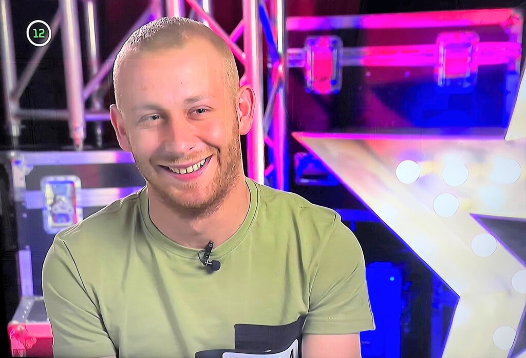 Dino pred kamerama ispričao tužnu priču o svojim biološkim roditeljima ...