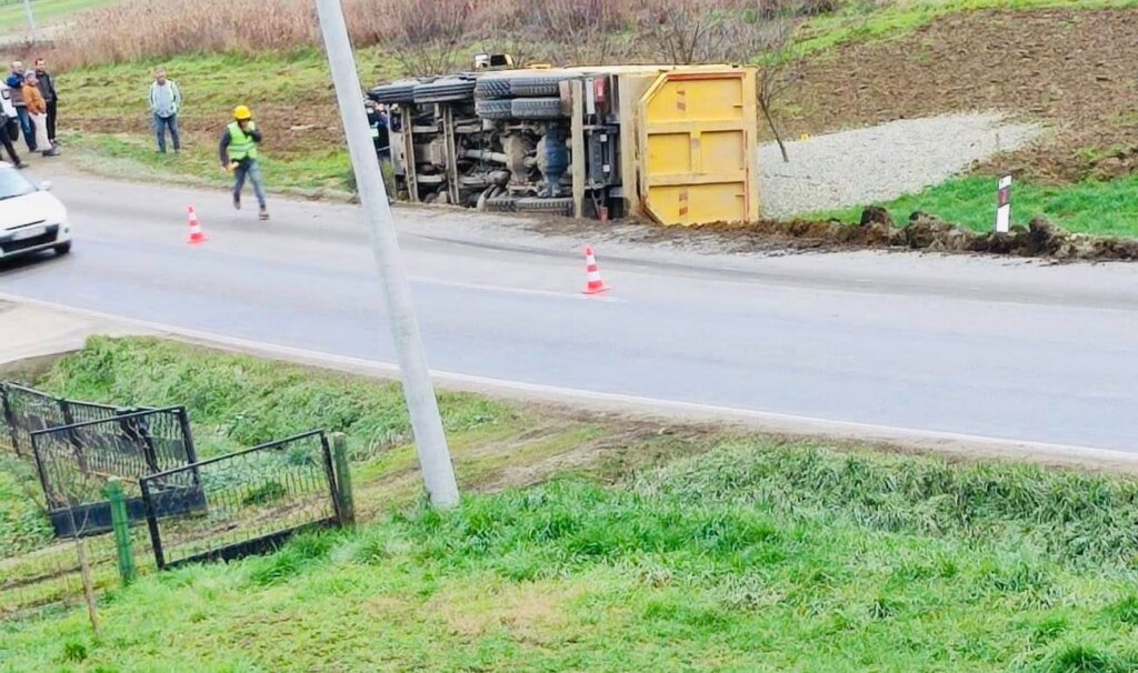 KOD KRIŽEVACA Prevrnuo se kamion, prometuje se bez poteškoća – Prigorski.hr