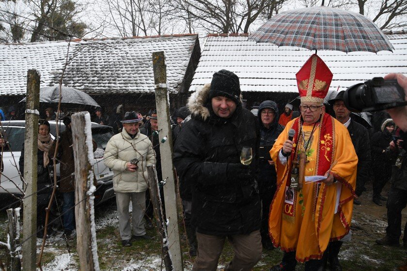 [VIDEO] Jak vjetar i snijeg, ali za dobar vic uvijek je dobro vrijeme ...