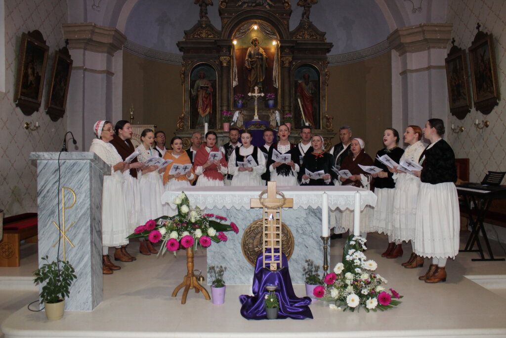 [FOTO] KUD „Prigorec“ održao u župnoj crkvi u Svetom Petru Orehovcu ...