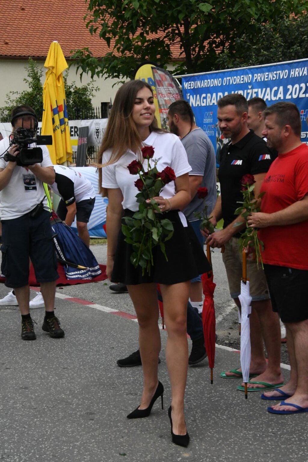 [FOTO] Prelijepe hostese podijelile ruže motociklistima prije početka ...