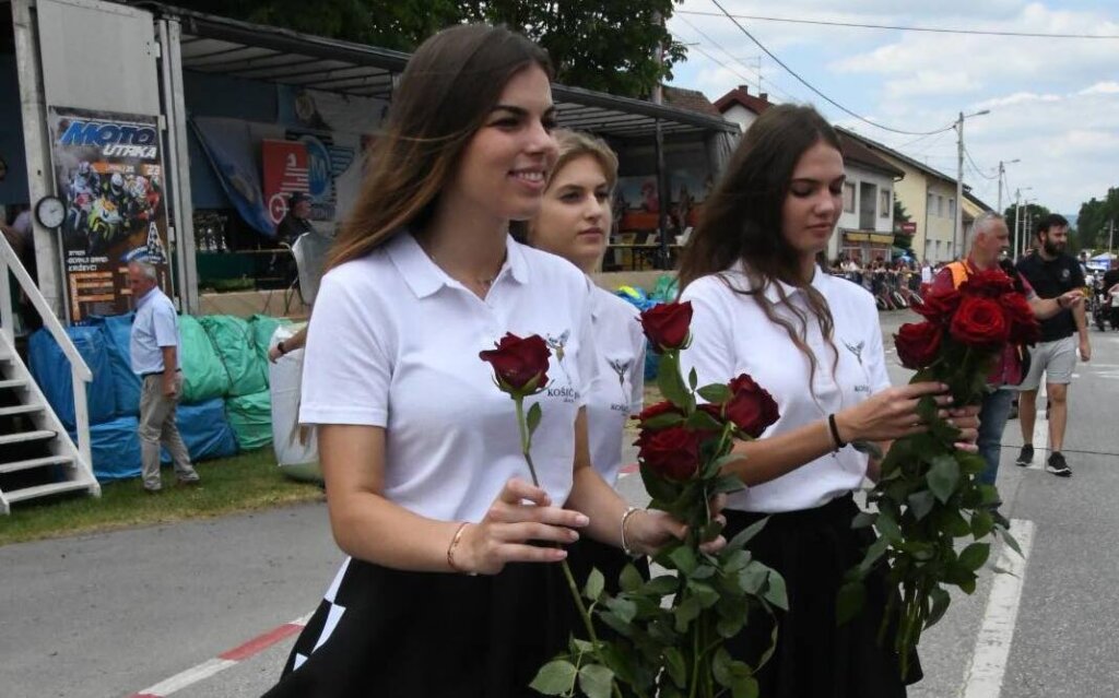 [FOTO] Prelijepe hostese podijelile ruže motociklistima prije početka ...
