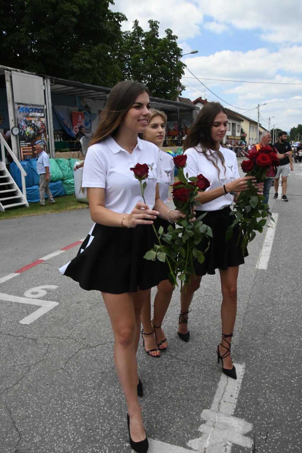 [FOTO] Prelijepe hostese podijelile ruže motociklistima prije početka ...