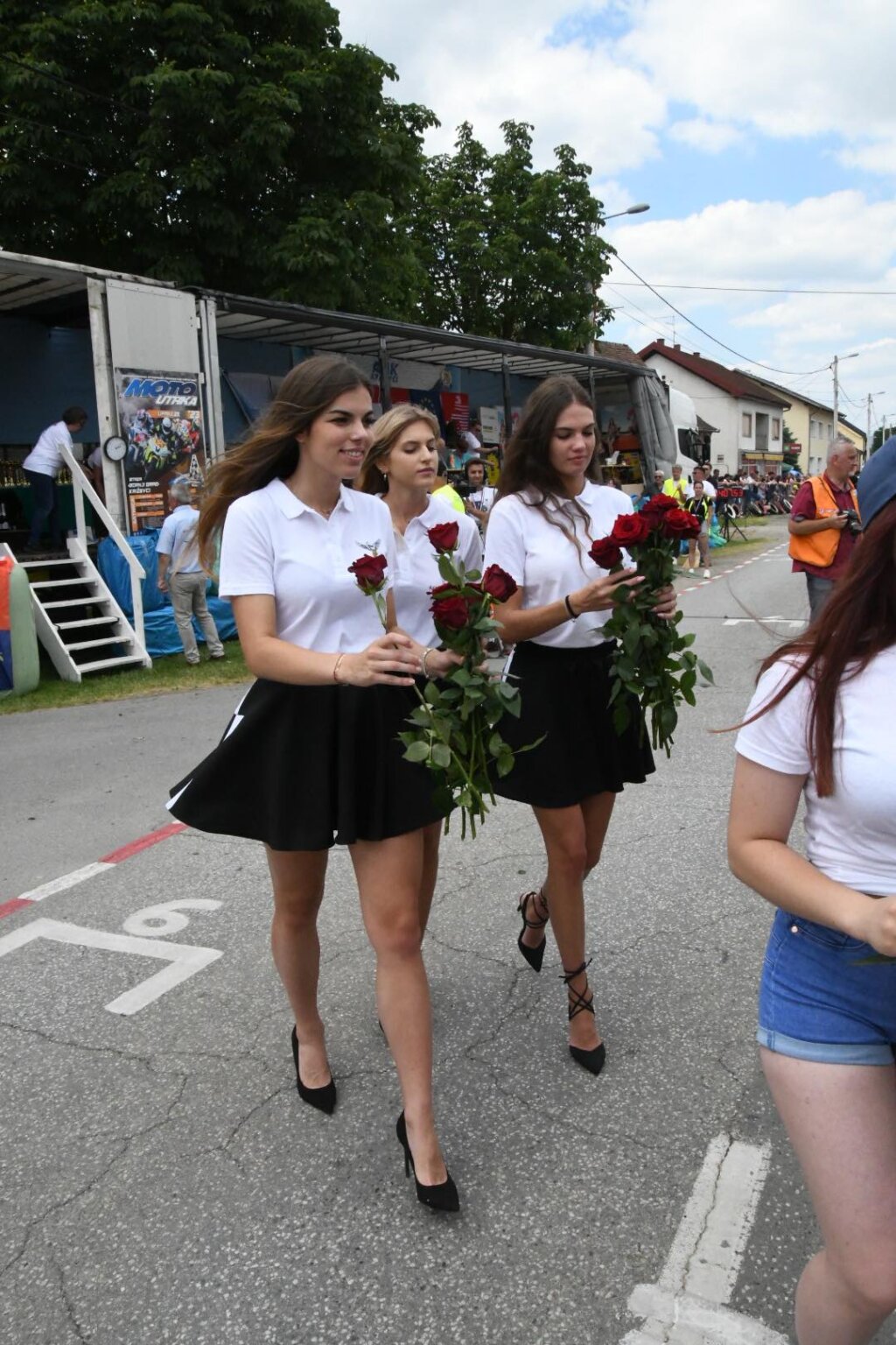 [FOTO] Prelijepe hostese podijelile ruže motociklistima prije početka ...