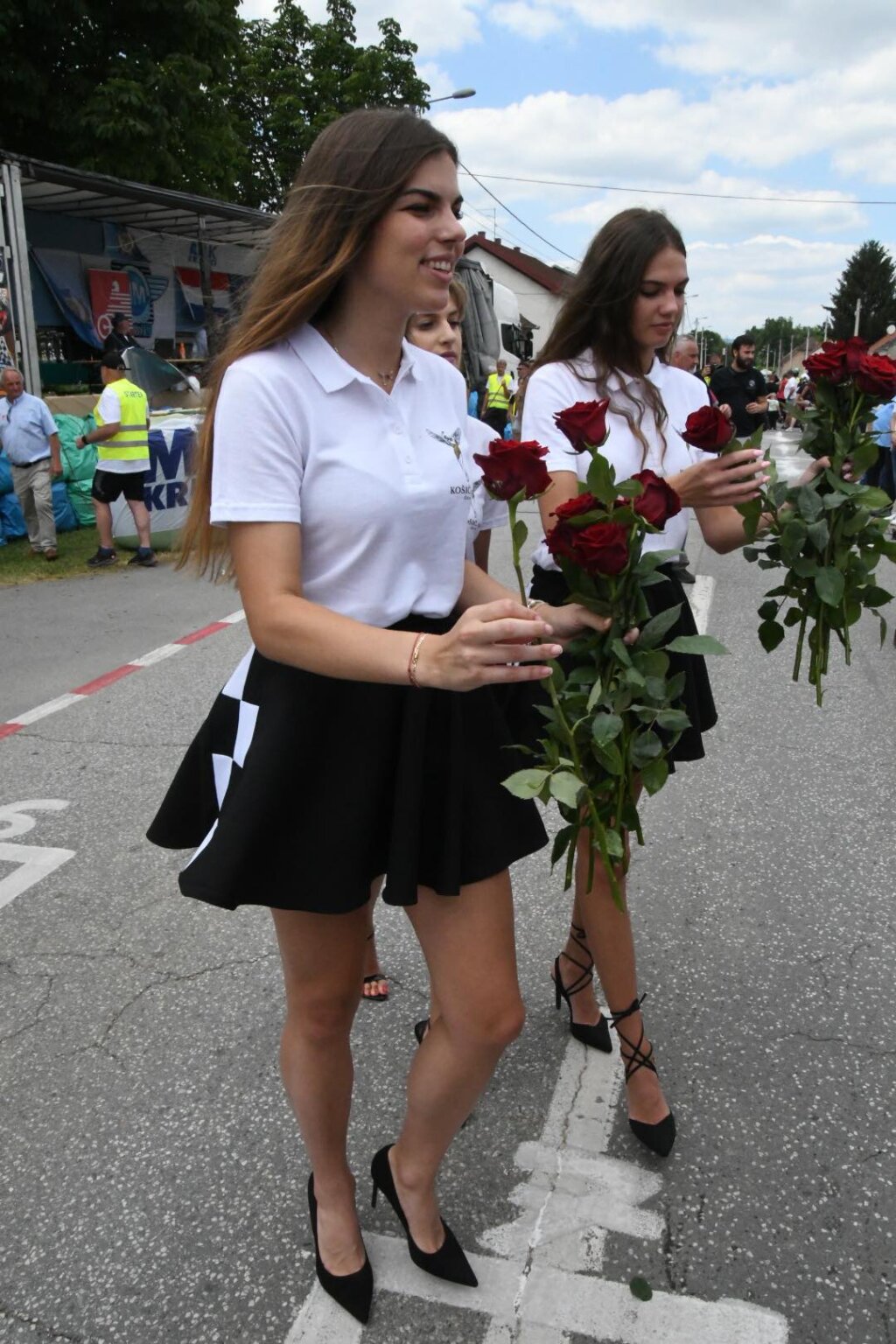 [FOTO] Prelijepe hostese podijelile ruže motociklistima prije početka ...