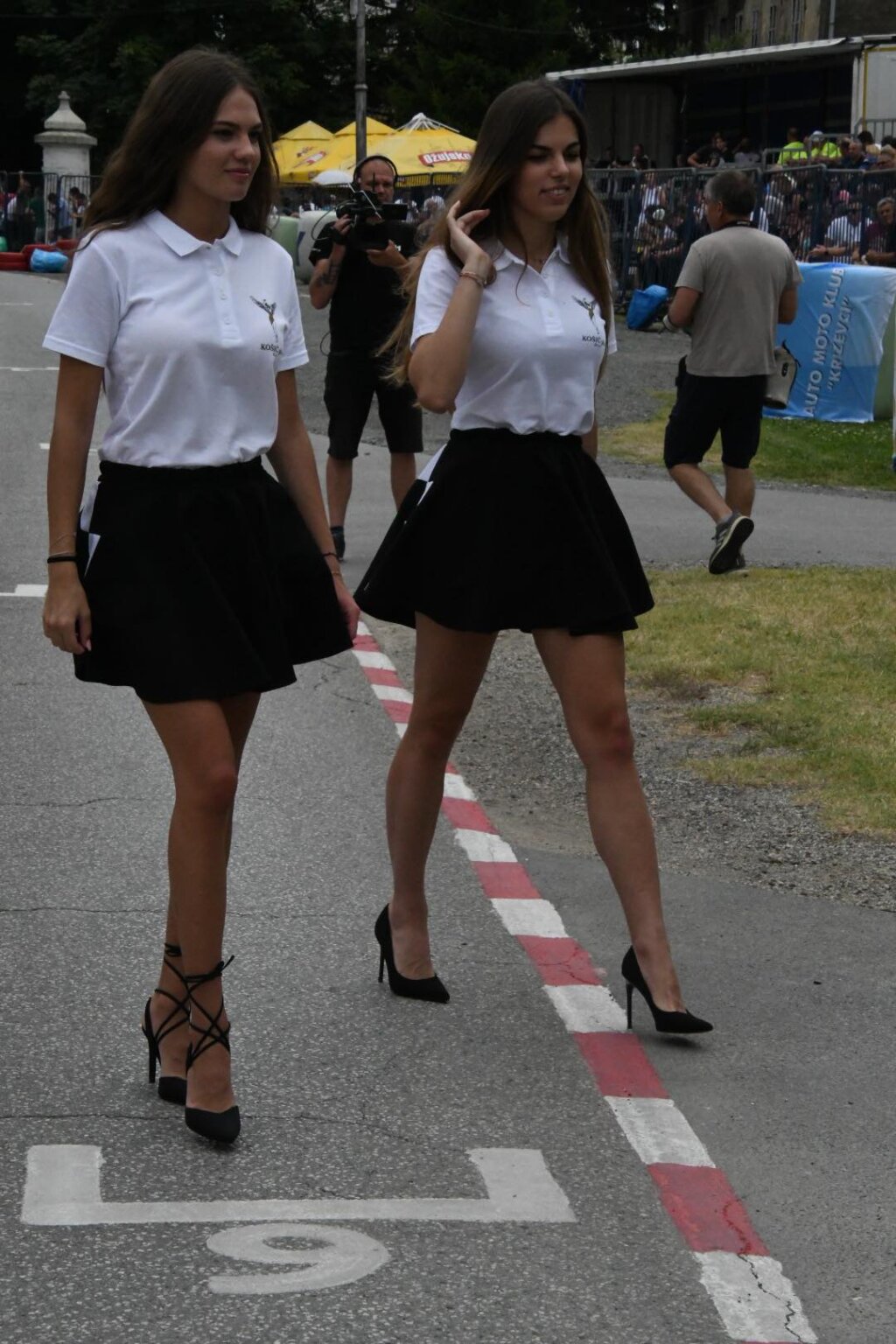 [FOTO] Prelijepe hostese podijelile ruže motociklistima prije početka ...