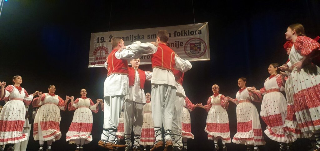 [FOTO] Čak 14 kulturno-umjetničkih društava nastupilo na Županijskoj ...