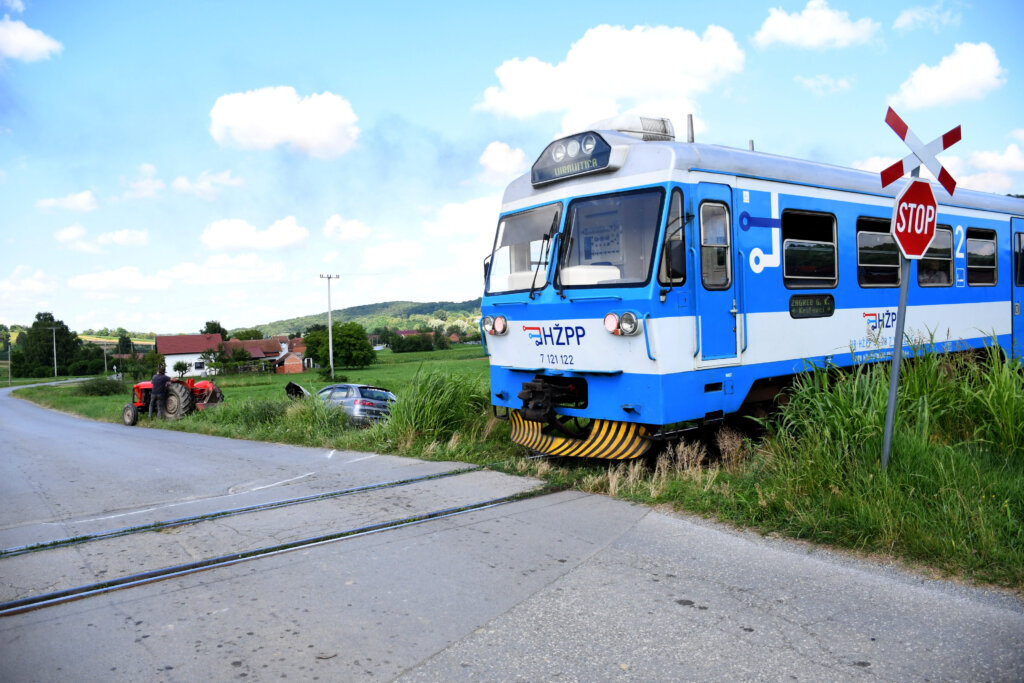 [VIDEO] Vlak naletio na automobil, jedna osoba prevezena u bolnicu – Prigorski.hr