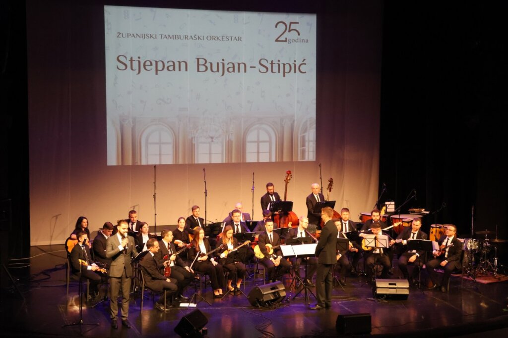 [FOTO] Županijskom tamburaškom orkestru „Stjepan Bujan-Stipić“ župan ...