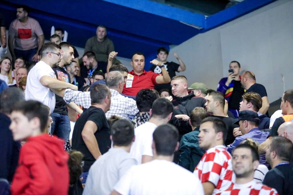 Četvorica hrvatskih navijača uhićena zbog nereda na utakmici s Crnom ...
