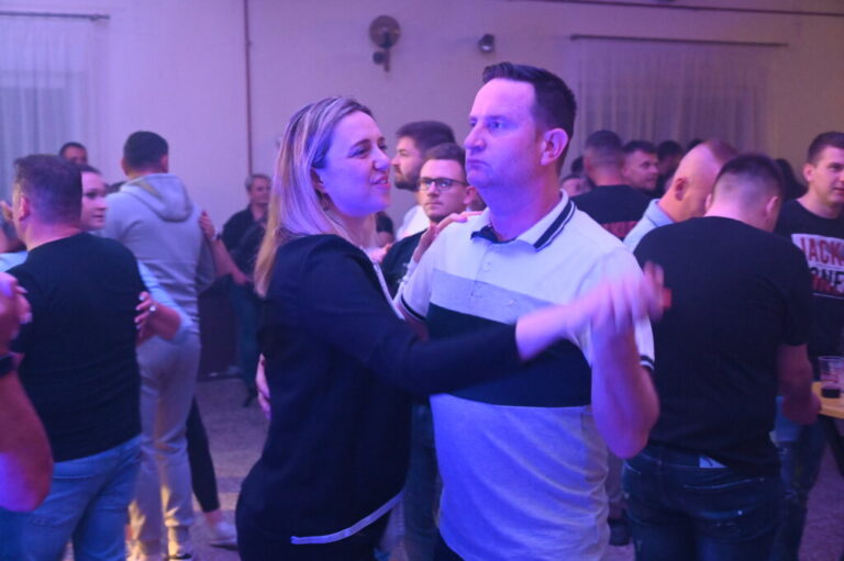 [FOTO/VIDEO] Durovi i molovi, izmjenjuju se akordi, u Rakovcu sviraju ...