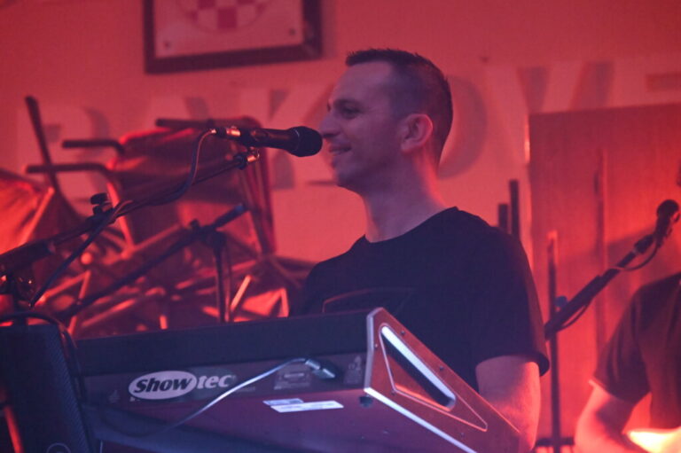 [FOTO/VIDEO] Durovi i molovi, izmjenjuju se akordi, u Rakovcu sviraju ...