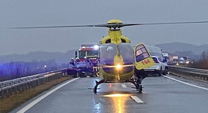 U teškoj prometnoj nesreći sudjelovala tri vozila, jedna osoba helikopterom prevezena u bolnicu ...