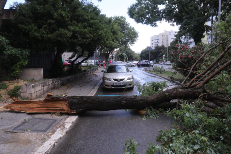 Katastrofalno nevrijeme u Splitu nosilo drveće i krovove – Prigorski.hr