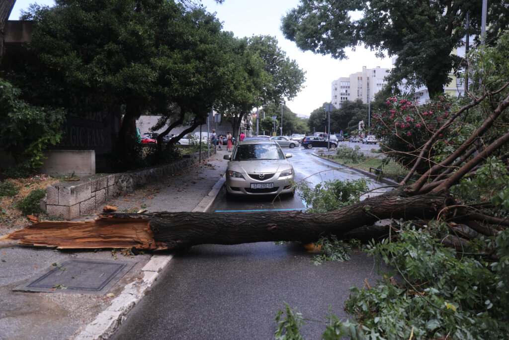Katastrofalno nevrijeme u Splitu nosilo drveće i krovove – Prigorski.hr