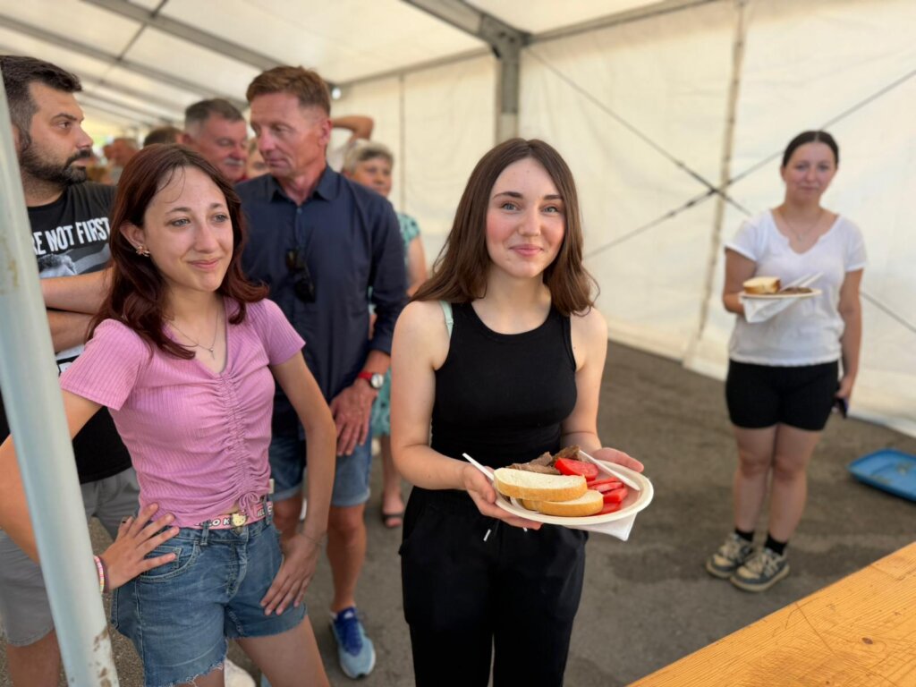 [FOTO] Nekoliko stotina porcija vola podijeljeno u Svetom Ivanu Žabnu ...