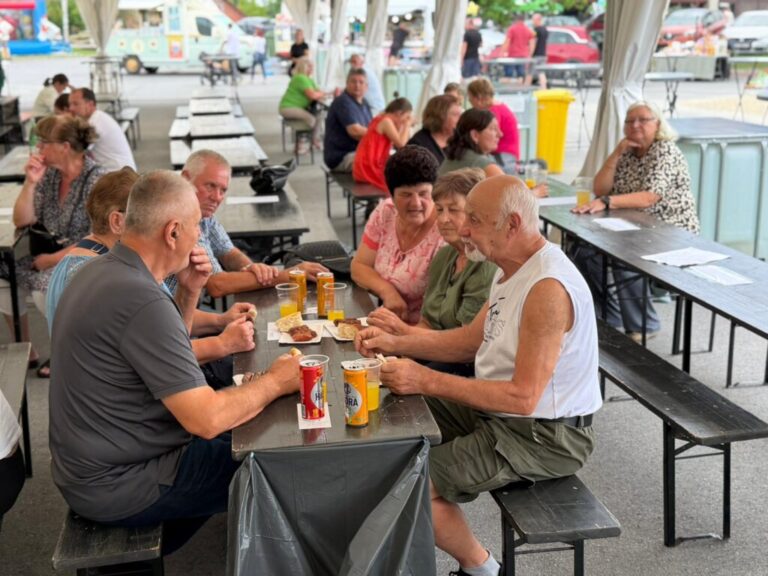[FOTO] U Svetom Ivanu Žabnu podijeljeni lovački paprikaš i ...